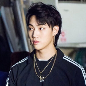 Middle-Part Mullet: 13 Essential Designs From This Iconic Look!